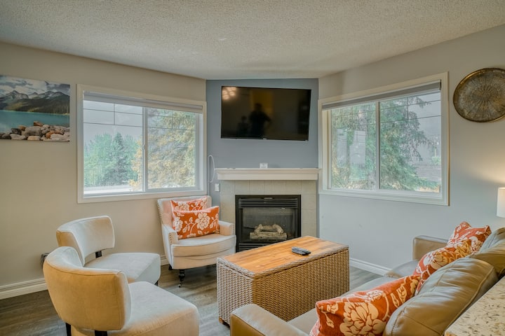 Sunny Stay: Ac, Hot Tub, Front-row View & Parking - Canmore