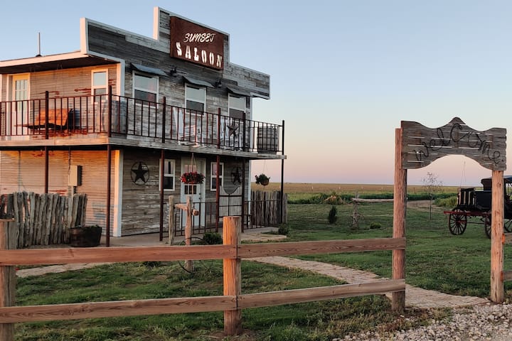Sunset Saloon Themed Stay - Wooden Hot Tub - Texas