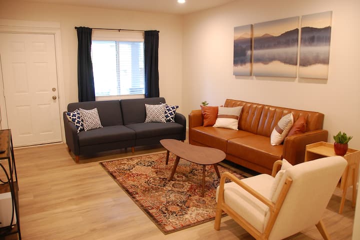 Comfy 2b Apt W/ Private Parking - Pittsburgh, PA