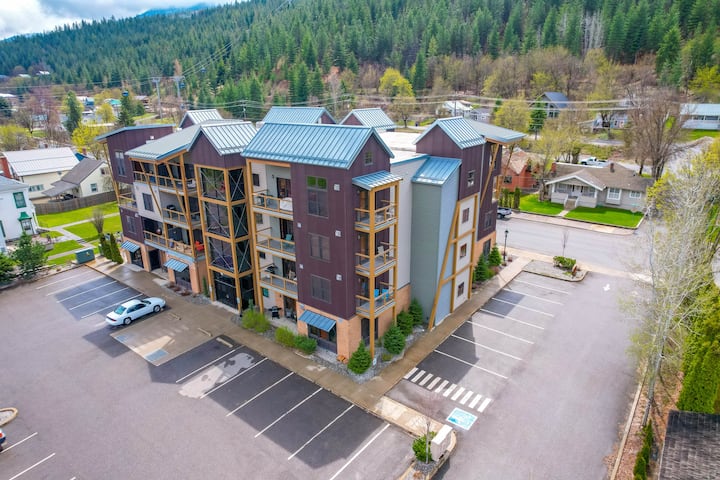Luxury Condo Full Kitchen,  Hottub, On Bike Trail - Kellogg, ID