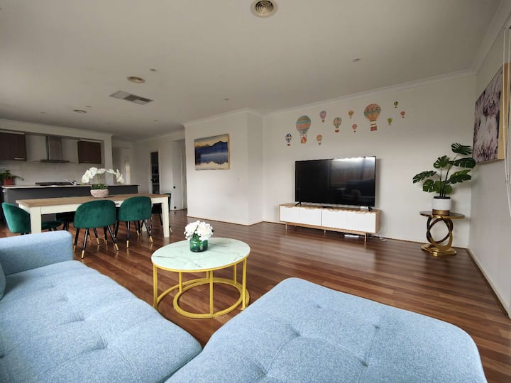 Beautiful 4 Bedrooms Houses - Point Cook