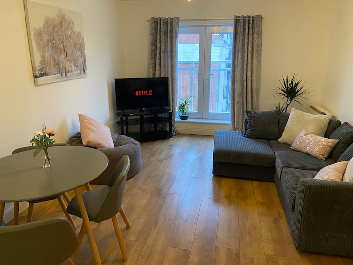 Entire 2 Bed Apartment (City Centre With Parking) - Derby, UK