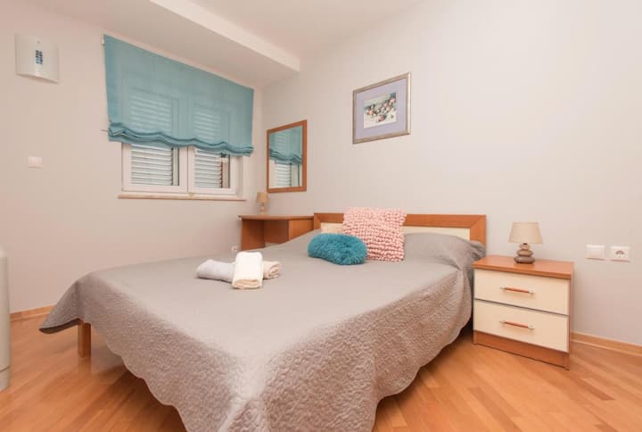 6 - Spacious Two Bedroom Apartment With Balcony - Brela