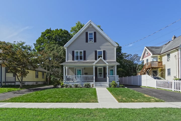 Downtown Green Historic Area 2 Br Apartment - Long Island, NY
