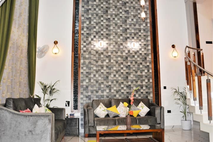Earth - Luxurious 5 Bhk Ac Villa At Mysore - 