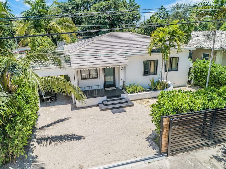 7 Br Tropical Compound W/pool Miami Design Distrct - Miami