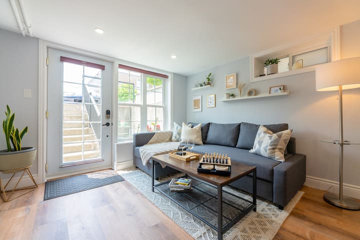 Stylish & Private Toronto Space (Free Parking!) - Toronto