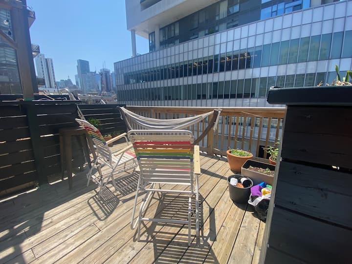 Private Room And Your Own Bathroom Right Downtown! -