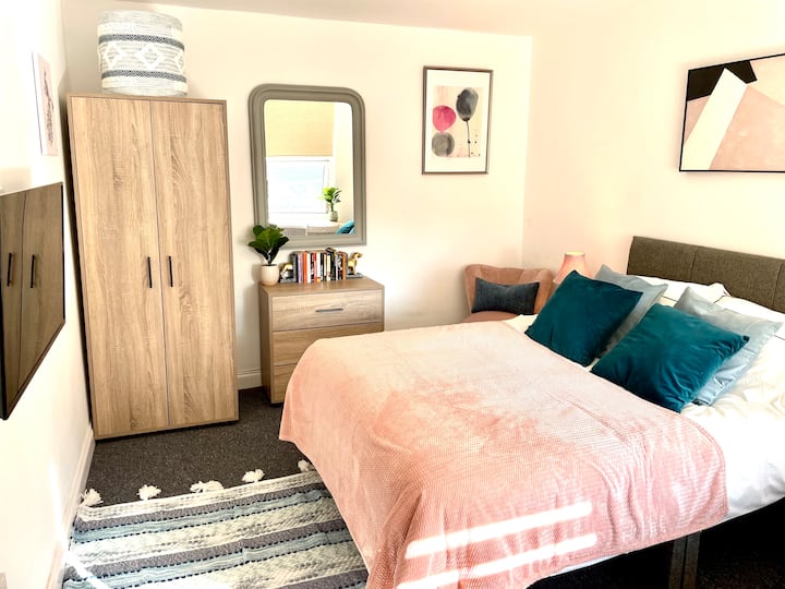 Trendy Room In Boutique House. - Coventry