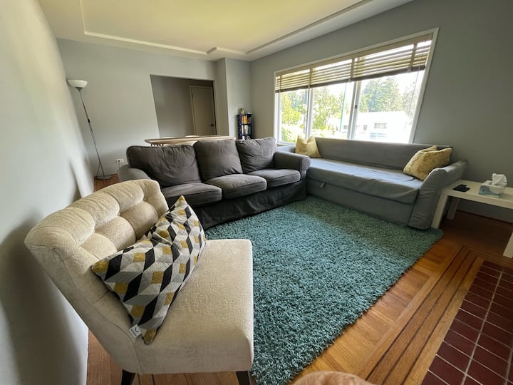 Cozy Bright Room In Lynn Valley For Females - North Vancouver