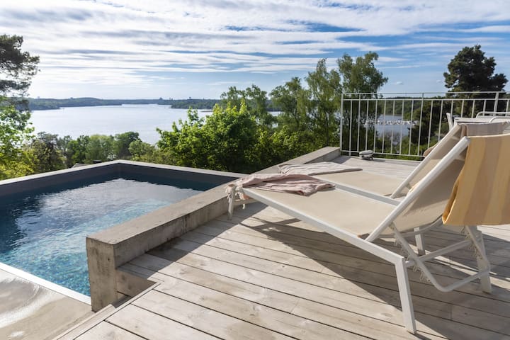 Exklusiv Villa Med Fantastisk Sjöutsikt Och Pool - Stockholm