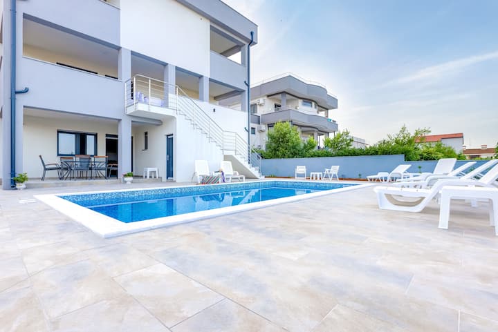 Heated Pool & Balcony 1-bedroom Apartment - Pula