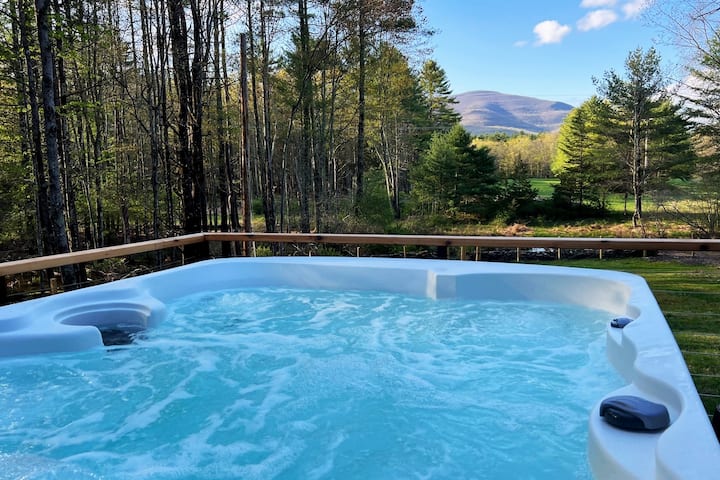 Stunning Mountain Views, Hot Tub, & Fireplace - Woodstock, NY