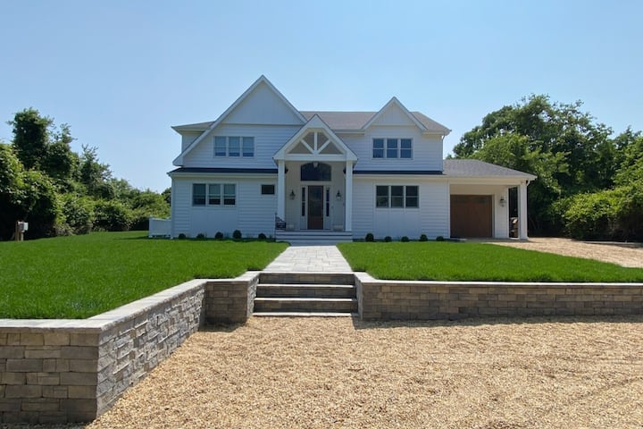Montauk Luxury Beach Home
5 Bedrooms
5 Baths - Montauk, NY
