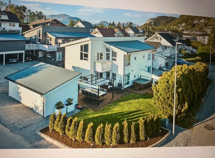Rom I Moderne Tomannsbolig I ÅLesund. - Ålesund