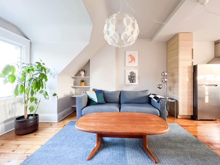 Artsy Chic Large Bedroom - Toronto