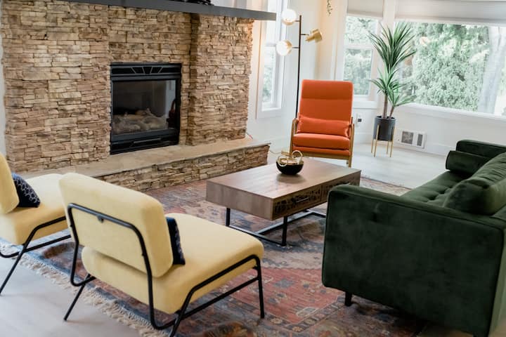 Gyro Beach Retreat: Hot Tub, Free Parking, Pets Ok - Kelowna