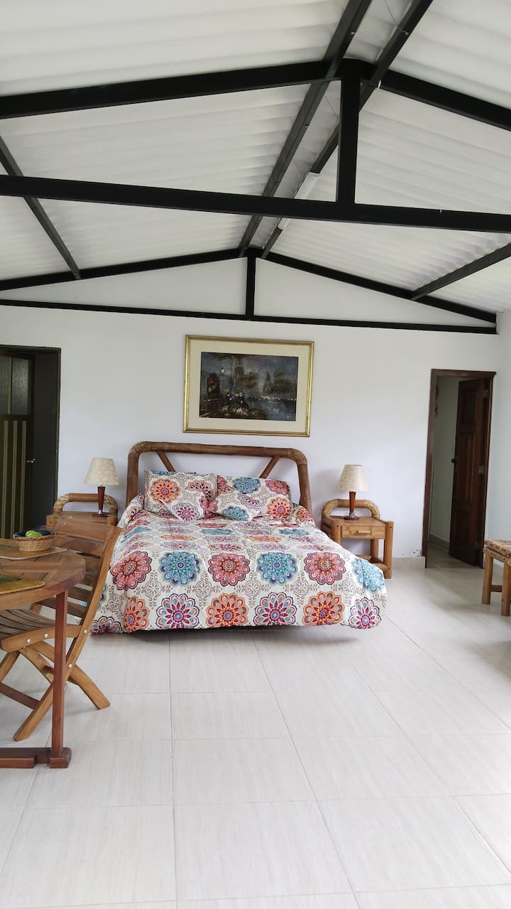 Casa Blanca, Ideal Para Parejas. - Anolaima