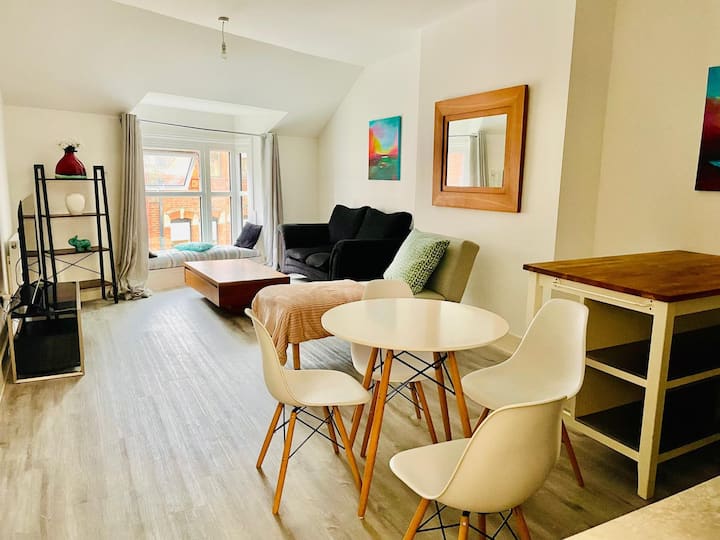 Central Modern 1 Bed 1 Bath Flat - Woking