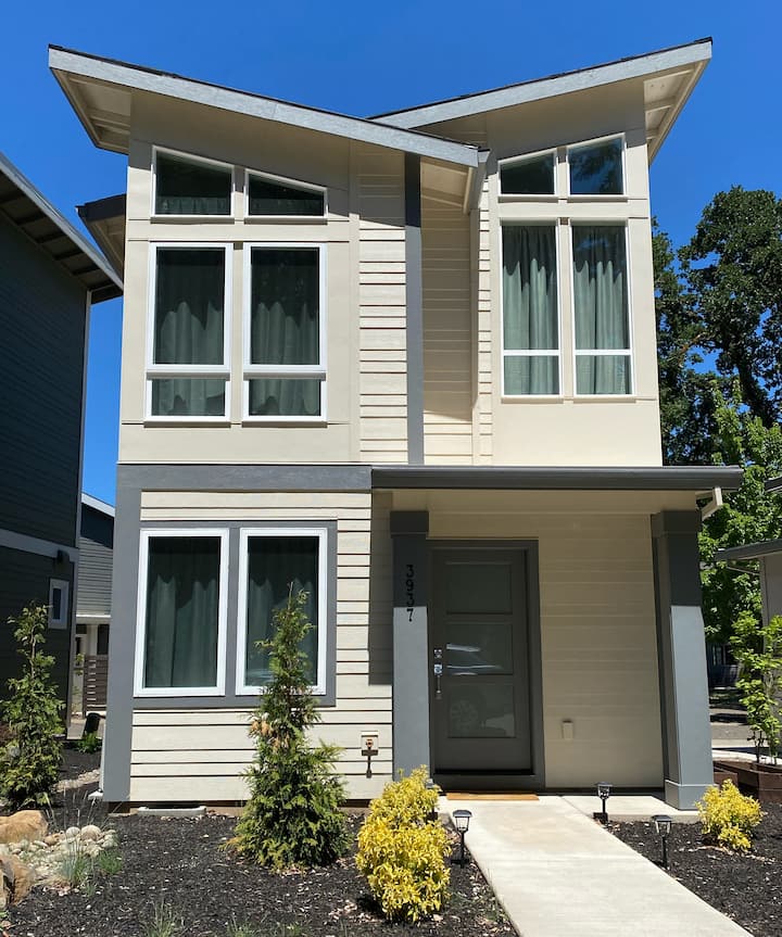 New Home With Queen Bed And Pullout Sofa - Salem, OR