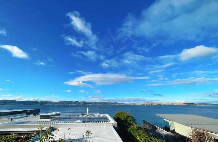 Sandy Bay Beachside Cottage- Incredible Waterview - Hobart
