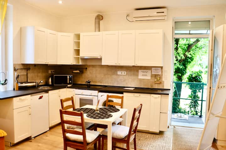 Cozy Hillside Home With Patio - Boedapest