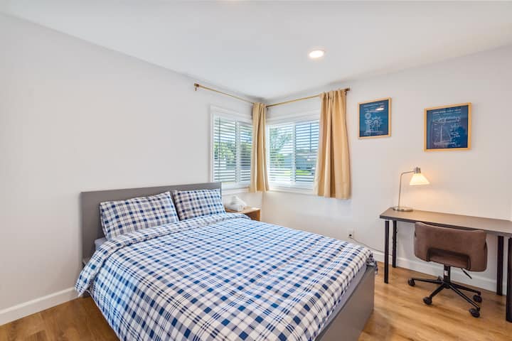 Cheerful Queen Bedroom Close To Fwy 405, 22 - Costa Mesa, CA