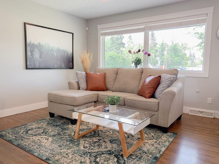 Upscale Modern House Main Floor - カルガリー