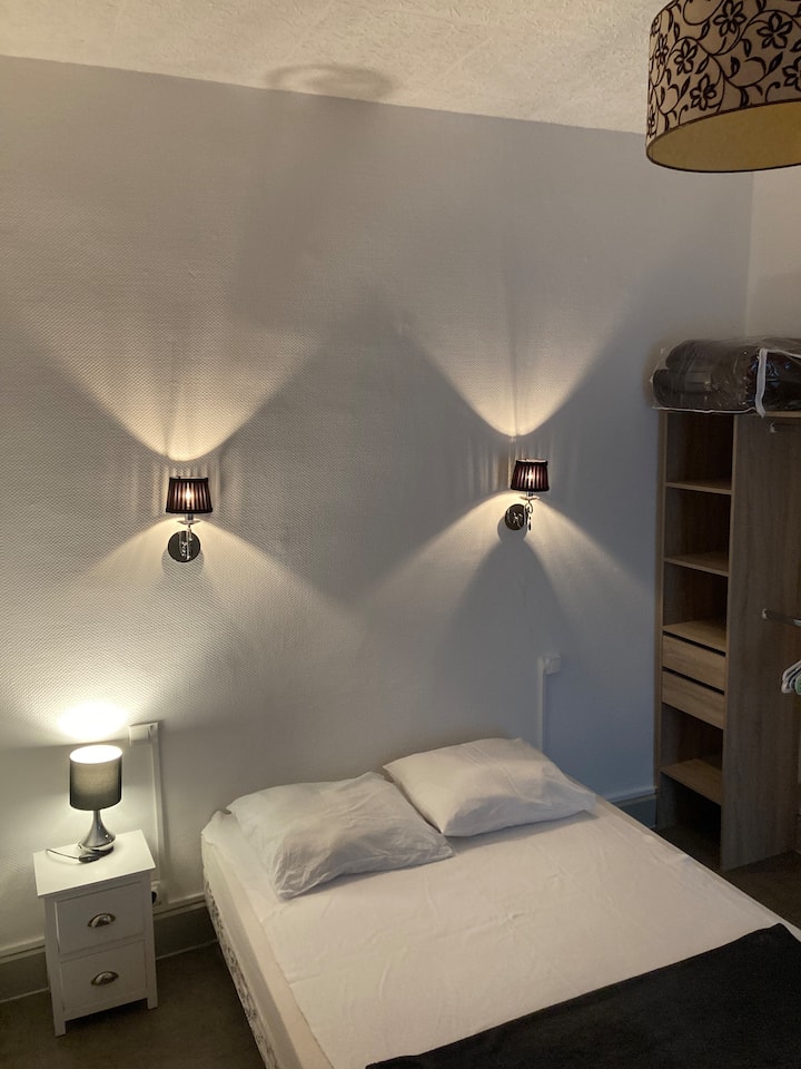 Situation Exceptionnelle Dans Le Centre Médiéval - Sarlat-la-Canéda