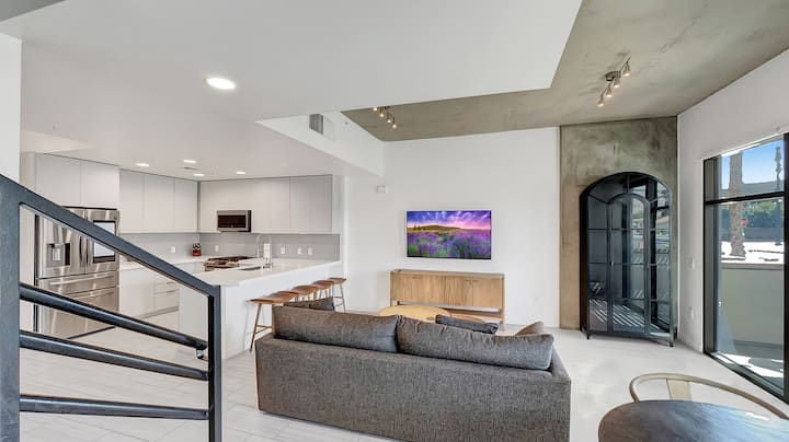 Flexible Modern Townhome Loft In Downtown - Las Vegas, NV