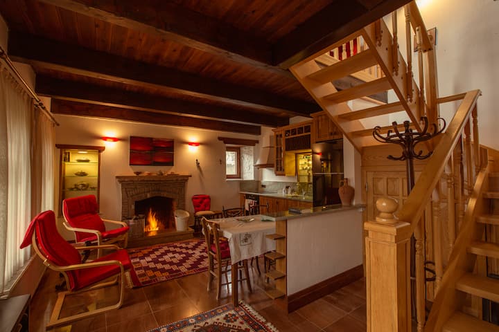 Kaz Dağları Eteklerinde Lüks Taş Ev - Adatepe