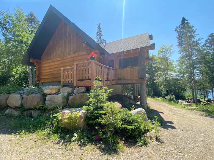 Cozy Lakefront Log Home - Saint-Sauveur