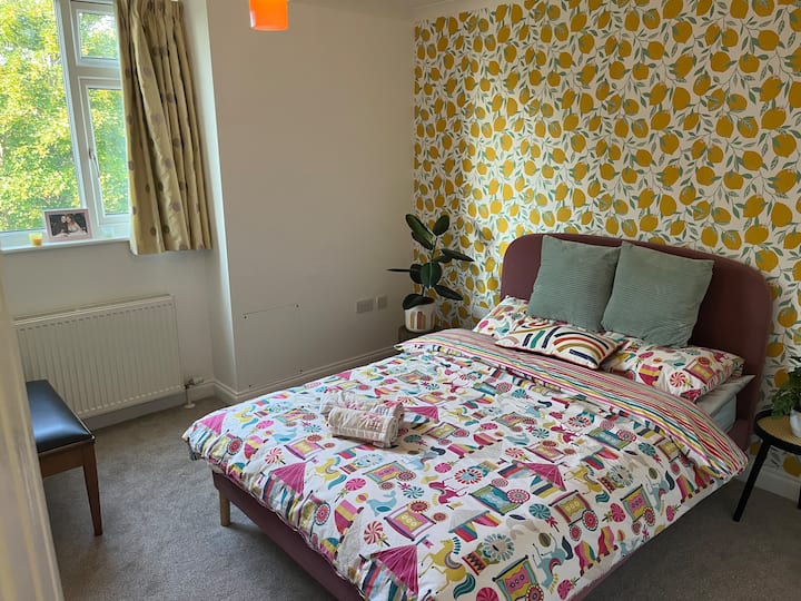 Colourful, Sunny 2 Bedroom Flat! - Bournemouth