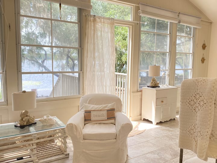 Charming Cottage On The Lake - Hawthorne, FL