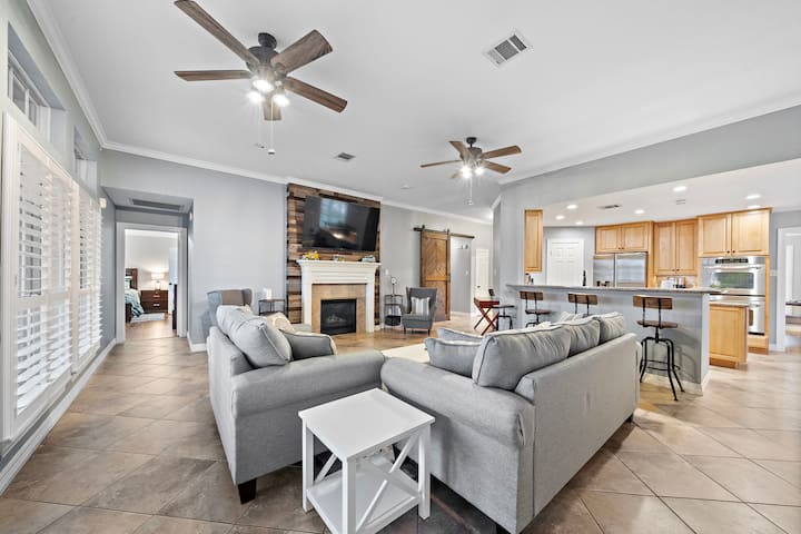 Ultimate Getaway | Hot Tub, Pool & Fire Pit - Seabrook, TX