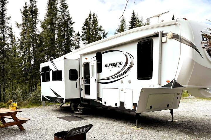 Rv W/ King Bed & A Spacious Living Space - Yellowknife