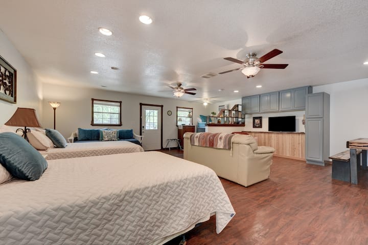 Cozy Hill Country Cottage - Canyon Lake, TX