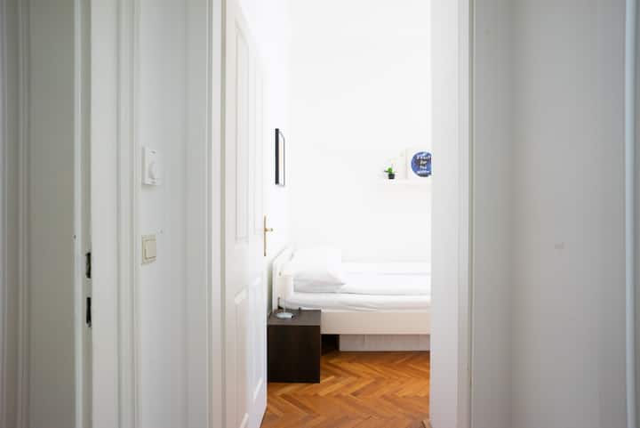 Spacious Bright 3br Apt / Near Naschmarkt + Center - Viena