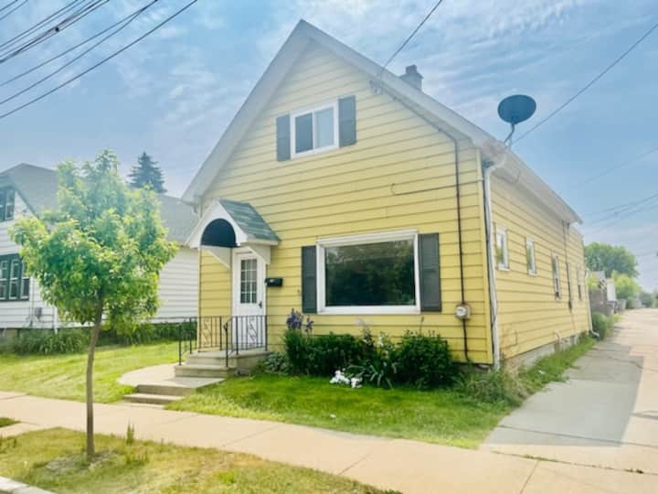 Pet Friendly! Entire 2 Bed Home! - Milwaukee, WI