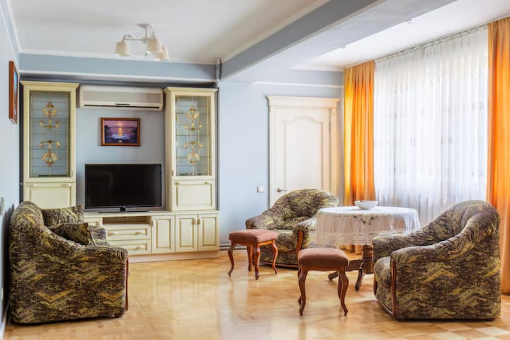 Downtown Big Apartment (100m2/1076 Sq Ft) - Tashkent