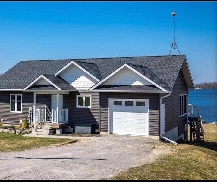 Modern Lakefront Cottage Hot Tub - Ontario