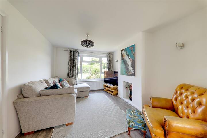 3 Bed Family Home With Garden - 스테이닝