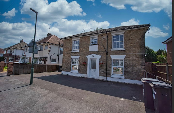 2 Double Bedrooms, Kitchen, Bathroom And Garden - Bournemouth