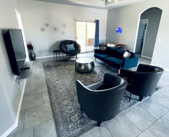 Saffron's Silver House (Garage Access!) - Kingman