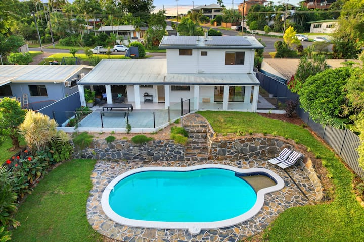 Elevated Entertainer - Modern, Spacious & Stylish - Cairns