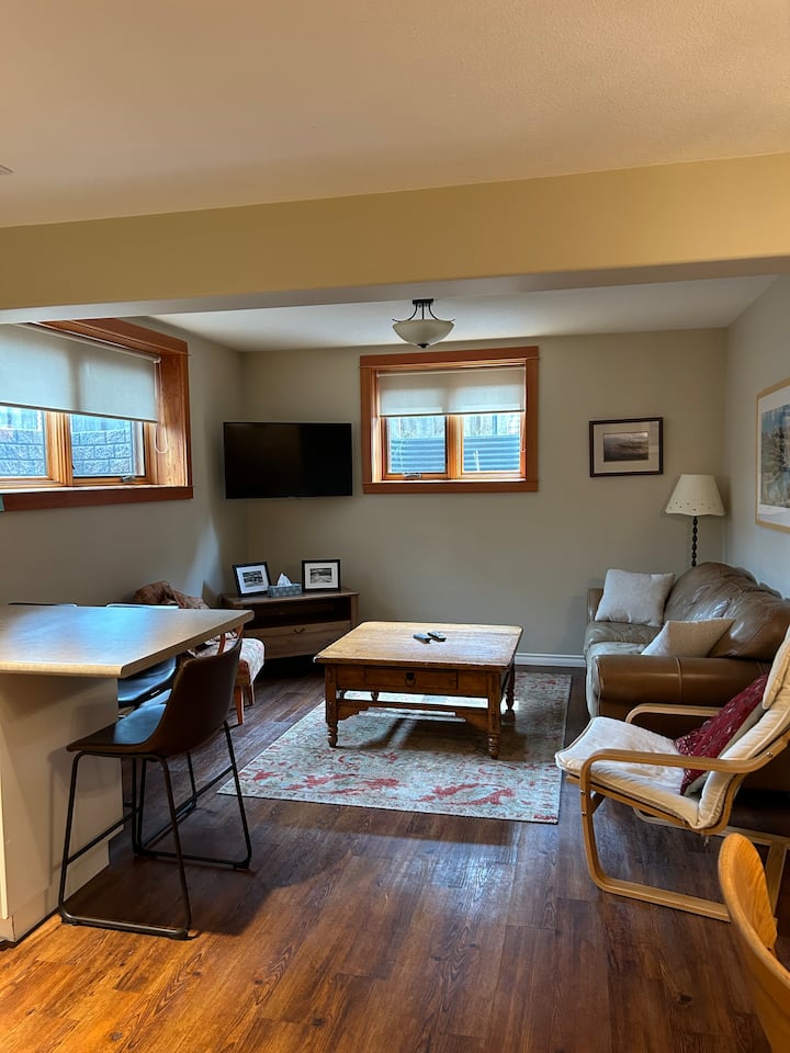 Campbell's Guest Suite - Apartment In Private Home - Jasper, AB