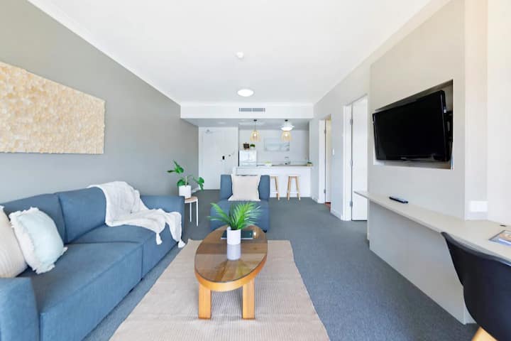 Exclusive Resort-style Living With Balcony & Pool - Darwin