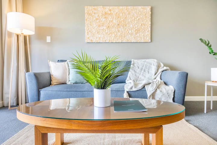 Exclusive Resort-style Living With Balcony & Pool - Darwin