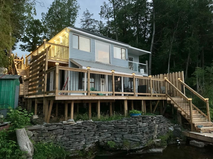 Waterfront Cottage With Private Dock - Campbellford