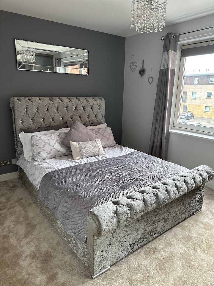 Stunning 2 Bed Flat Close To City Centre - Edinburgh Airport (EDI)